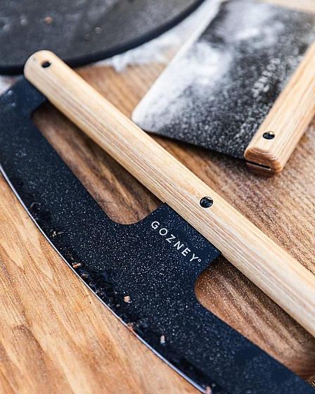 סכין מעוגלת לחיתוך פיצה נפוליטנית עשויה נירוסטה 35 ס''מ Gozney Pizza Rocker